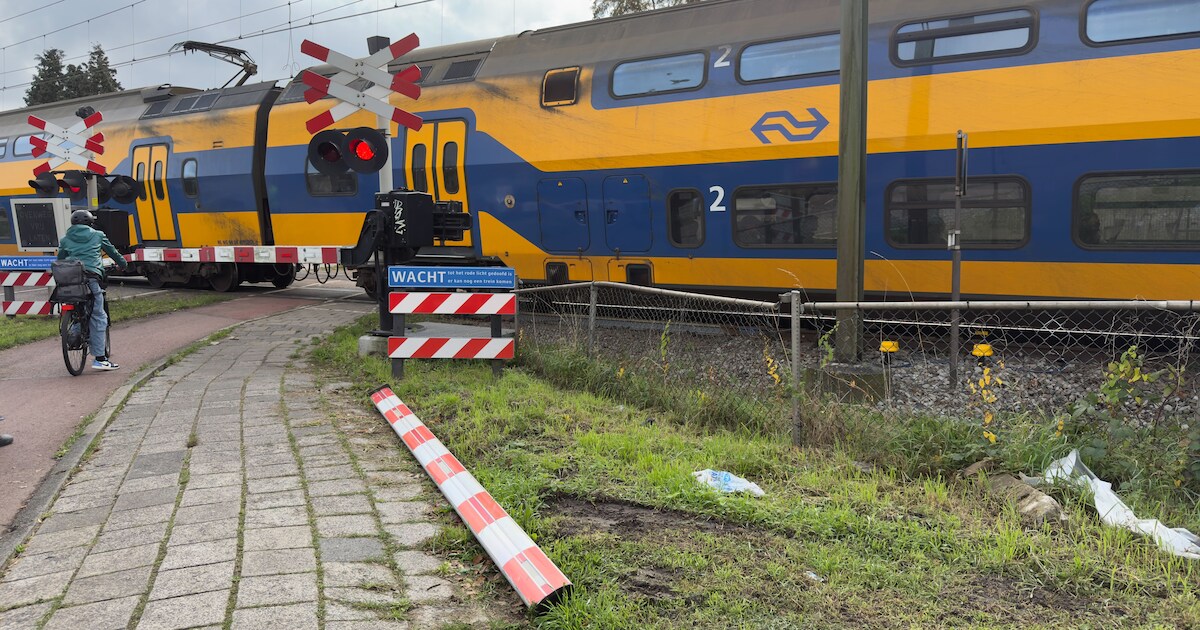 Spoorboom afgebroken nadat vrachtwagen er tegenaan rijdt in Roosendaal ...
