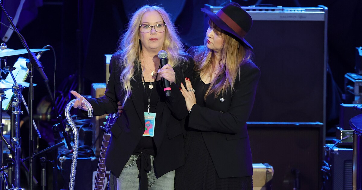 Christina Applegate (53) kan huis nauwelijks nog uit door MS: ‘Ik loop ...