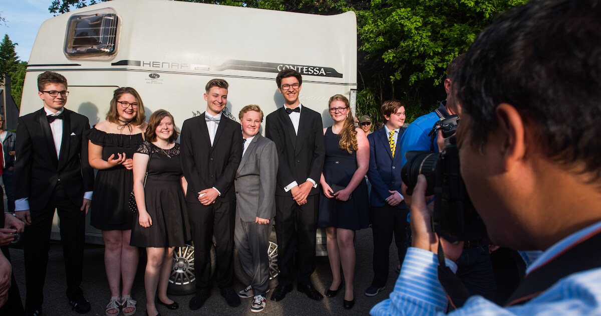 VIDEO: Examenleerlingen Mill-Hillcollege vieren dat het erop zit met groot gala | Goirle | BD.nl