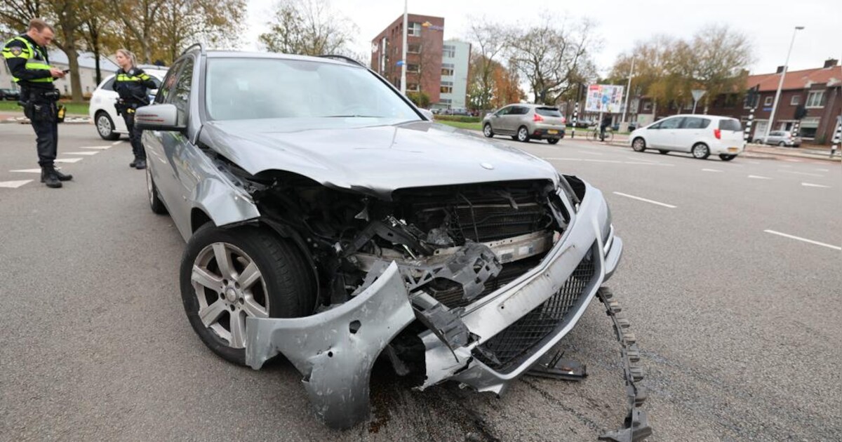 Flinke schade bij botsing op kruising in Eindhoven: bumpers van twee auto’s aan diggelen ...