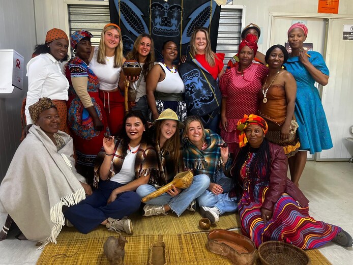 Zes jonge studenten verpleegkunde uit Den Bosch voor stage naar Zuid ...