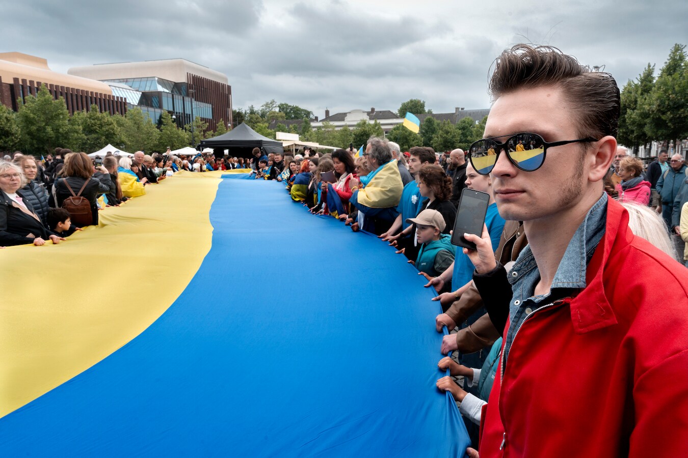 Sentimentele zang en immense vlag zorgen in Den Bosch voor ...
