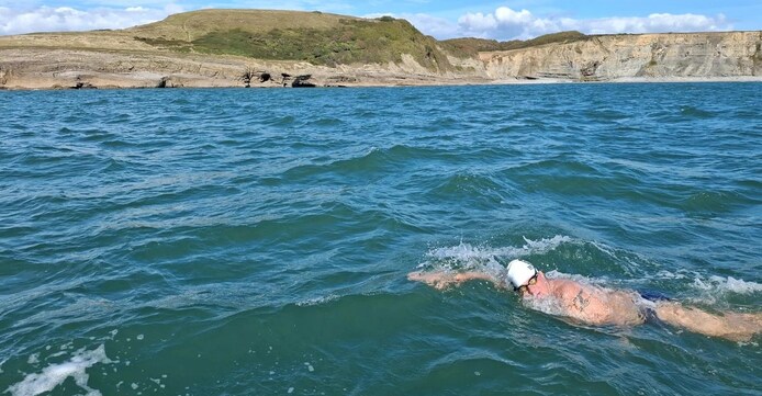 Milko (58) zwemt drie zeeën over en pakt Guinness World Record, ook ...