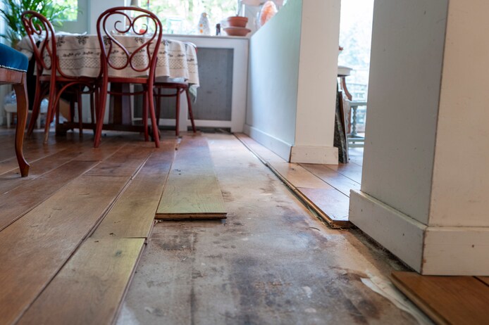 Vrijwel alle planken van Laura's huis zijn kromgetrokken door hoge ...