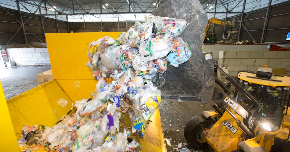 Vuilniswagen neemt niet alleen het afval, maar de hele container mee en ...