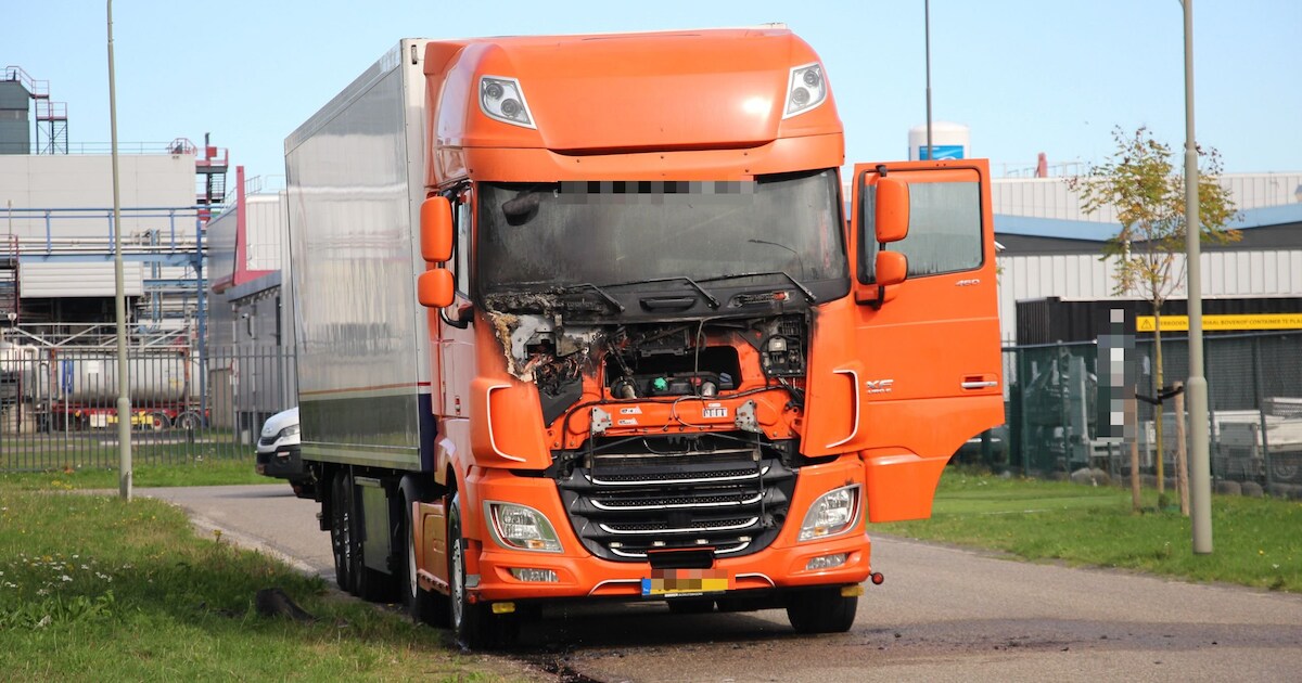 Voorkant van vrachtwagen vat vlam: brandweer is toevallig in de buurt | 112 nieuws Oss | BD.nl