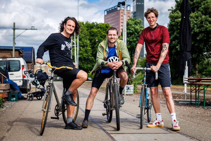 Geliefde Pizzamobiel in Tilburg heeft panne, klanten komen in actie ...