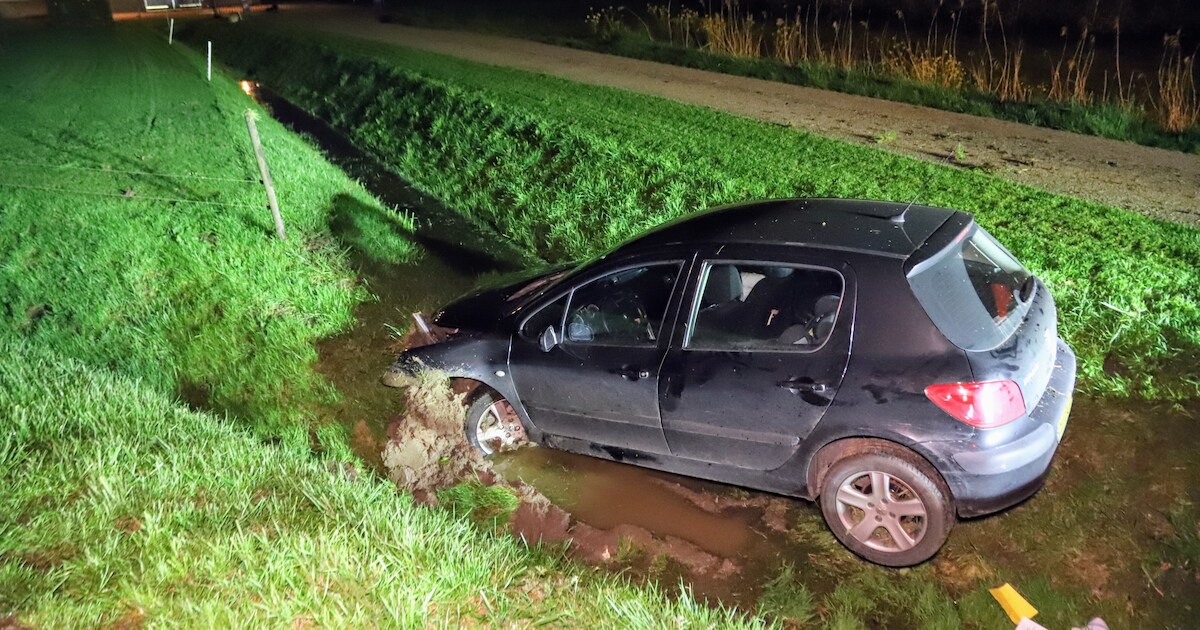 Automobilist belandt in greppel in Maurik | West Betuwe | bd.nl