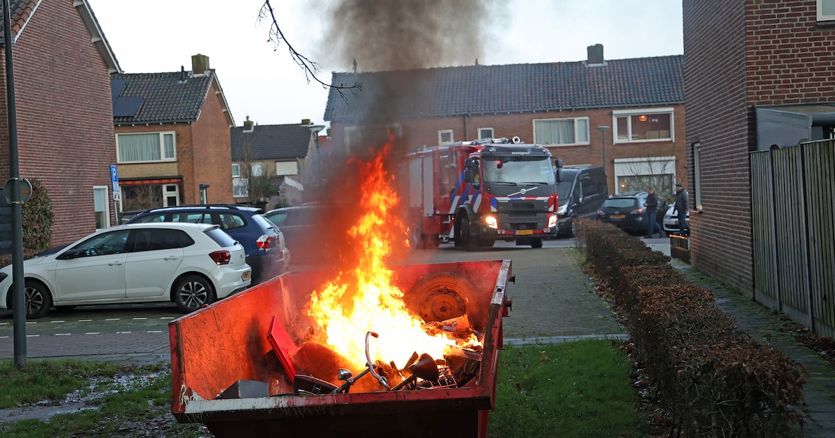 Container met afval vliegt in brand in Waalwijk, brandweer snel ter plaatse | 112 nieuws ...