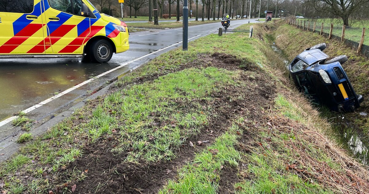 Automobiliste verliest macht over het stuur, belandt in de sloot na slippartij door berm | Breda ...