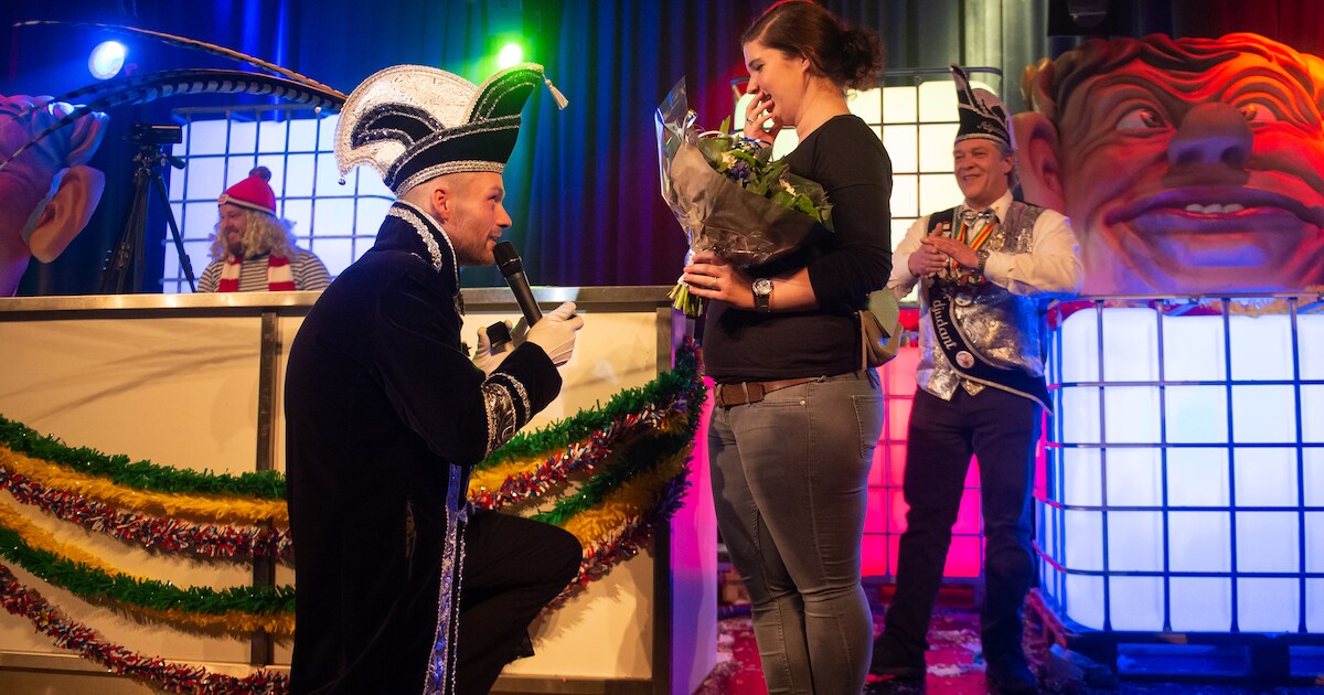 (Carnavals)prins op het witte paard doet huwelijksaanzoek in Geertruidenberg | Brabant | bd.nl