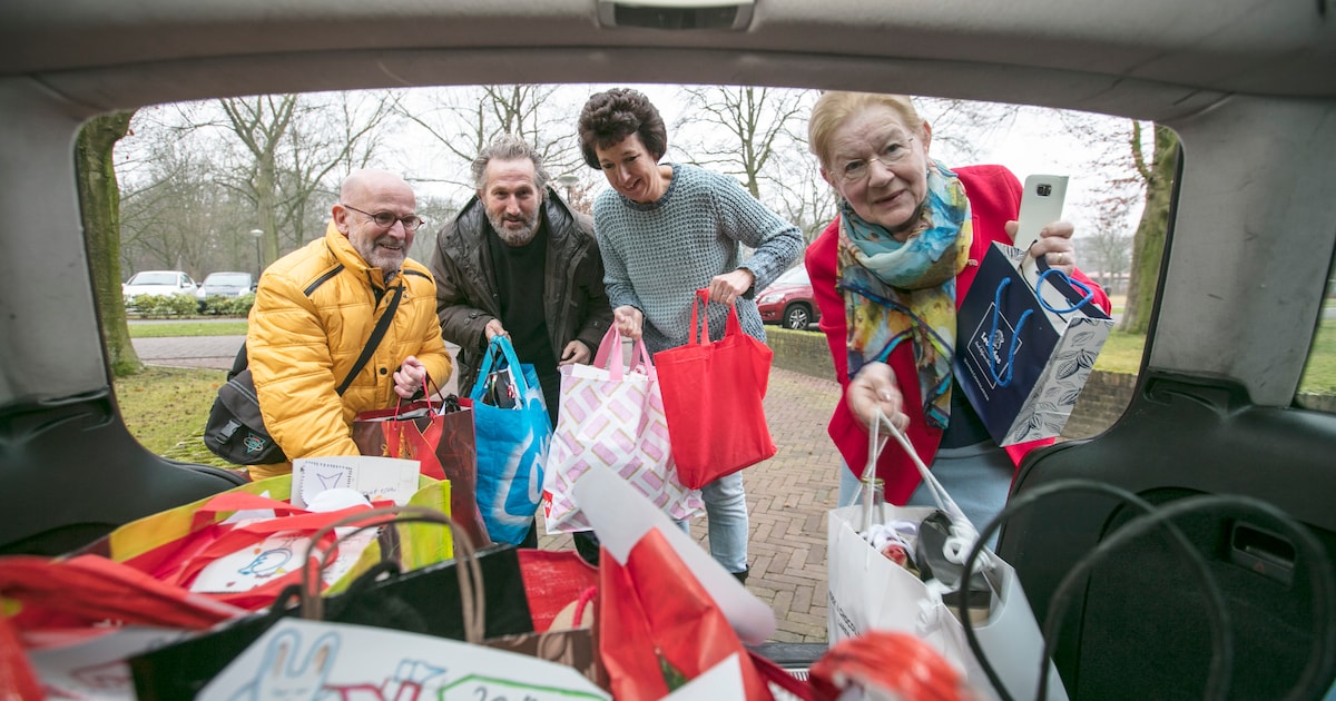 Acteur Marcel Musters deelt weer bonbons uit aan patiënten Voorburg ...