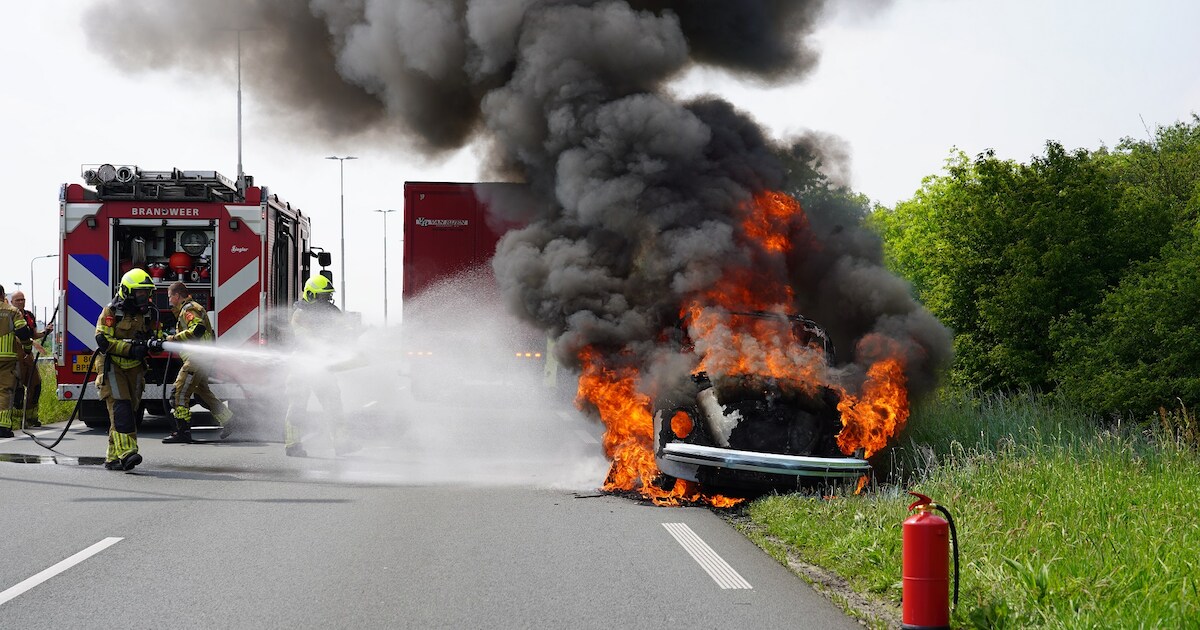 Inzittenden van oldtimer verlaten hun voertuig net op tijd, nadat ze uitstappen schieten de ...