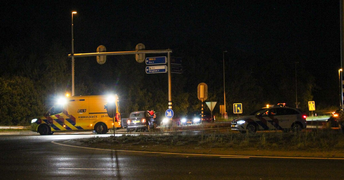 Grote schade na botsing tussen twee auto’s op kruising met verkeerslichten in Oss | 112 nieuws ...
