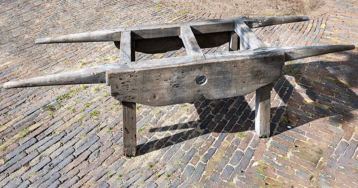 Dit zie je op expo over de dood: doodsbaren, een oude grafzerk en ...