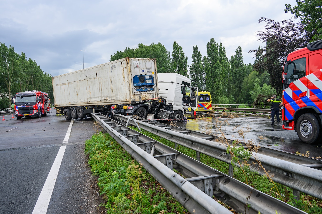 59-jarige man overleden na ernstig ongeluk op A27 bij Raamsdonksveer, snelweg de hele avond ...
