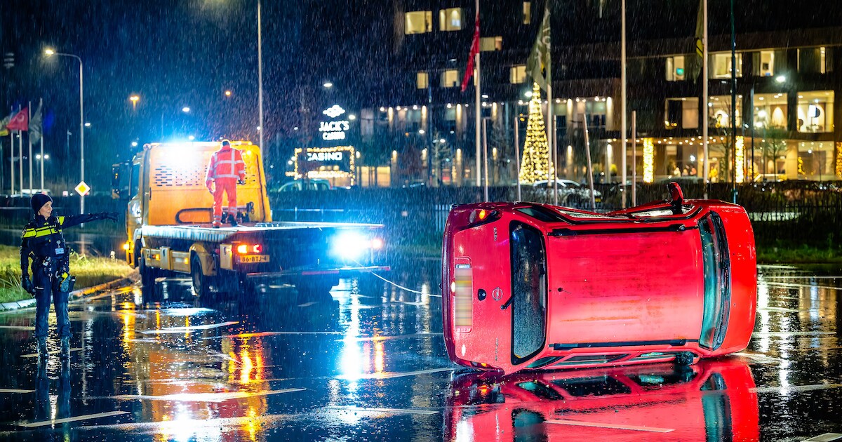 Automobilist rijdt door rood en knalt tegen andere auto, die op zijkant ...