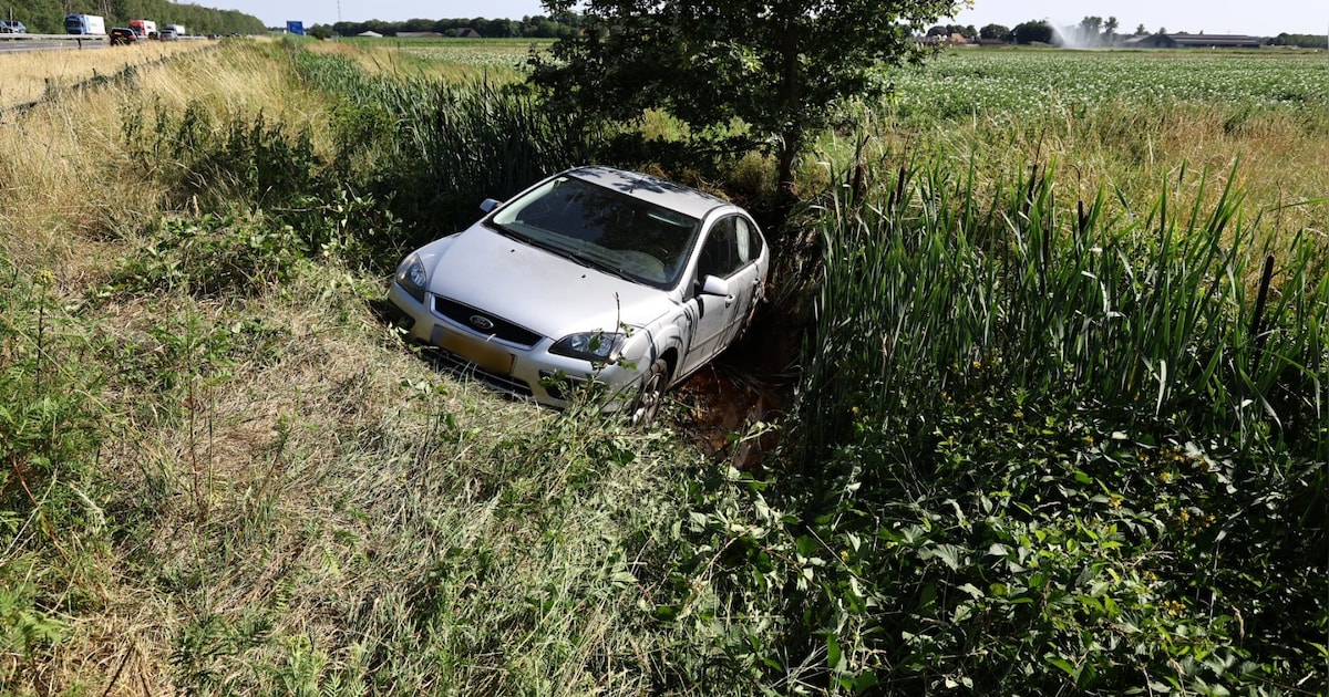 Zo rijd je op de A73, zo lig je met zijn vijven in de sloot | Regio | BD.nl