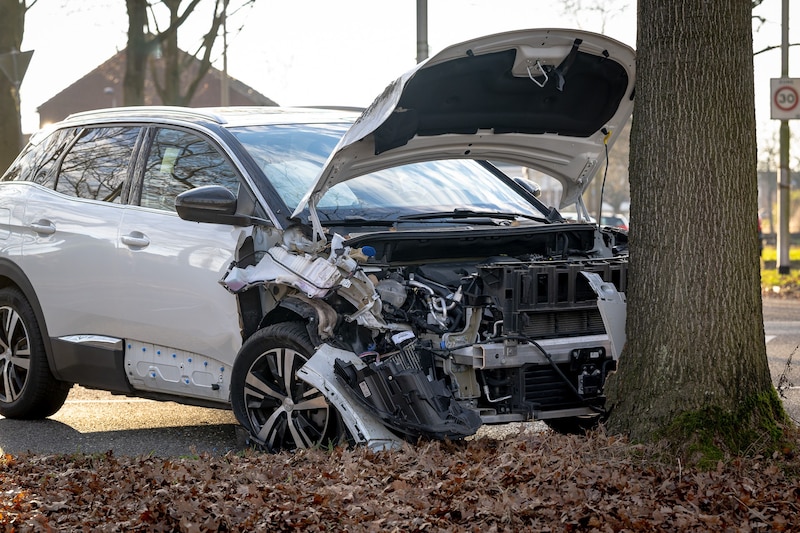 Auto klapt op boom in Tilburg, inzittenden mogen vanwege kou in ...
