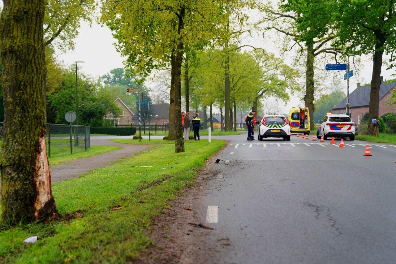 Auto rijdt van weg af en botst tegen boom en ANWB-paal bij Helvoirt, bestuurster blijkt onder ...