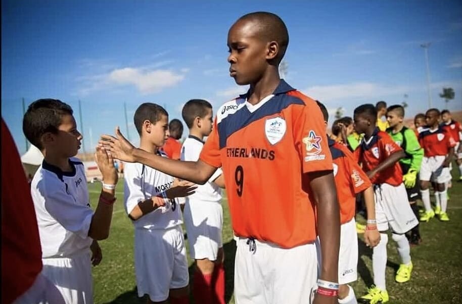 In de jeugd stak Emegha er al met kop en schouders bovenuit: ‘Hij zal ...