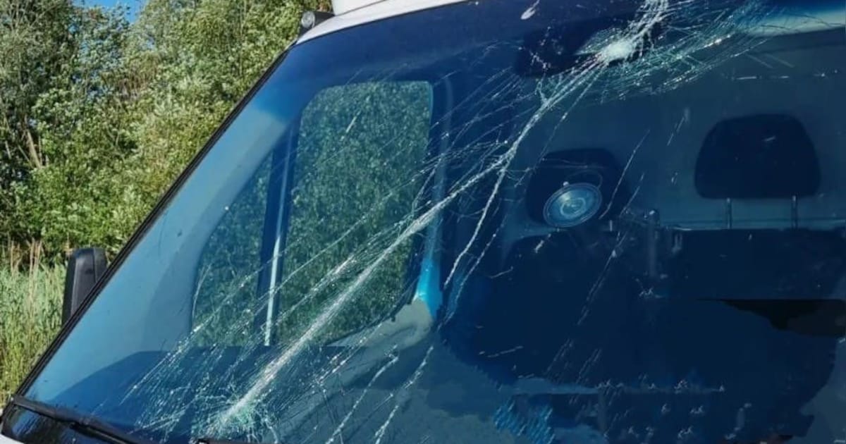 Bestuurder (58) van bestelbus rijdt door Volkel met grote barst in ...