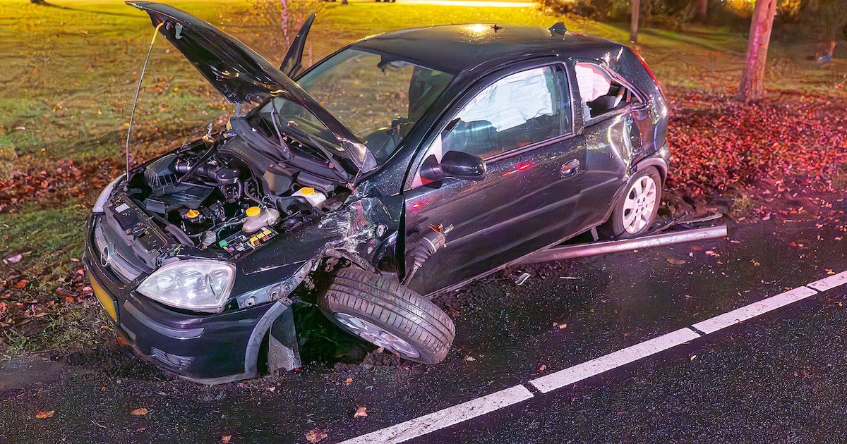 Wiel en as breken als auto lantaarnpaal uit de grond rijdt in Oss ...