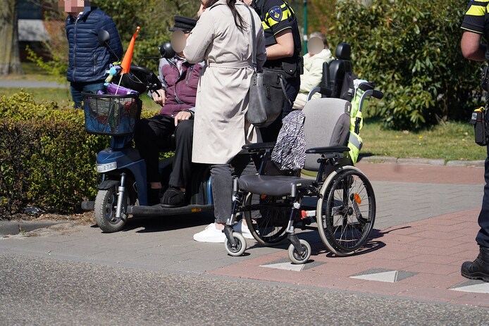Bejaarde vrouw gewond na aanrijding: valt uit rolstoel bij kruising in Dongen | 112 nieuws ...