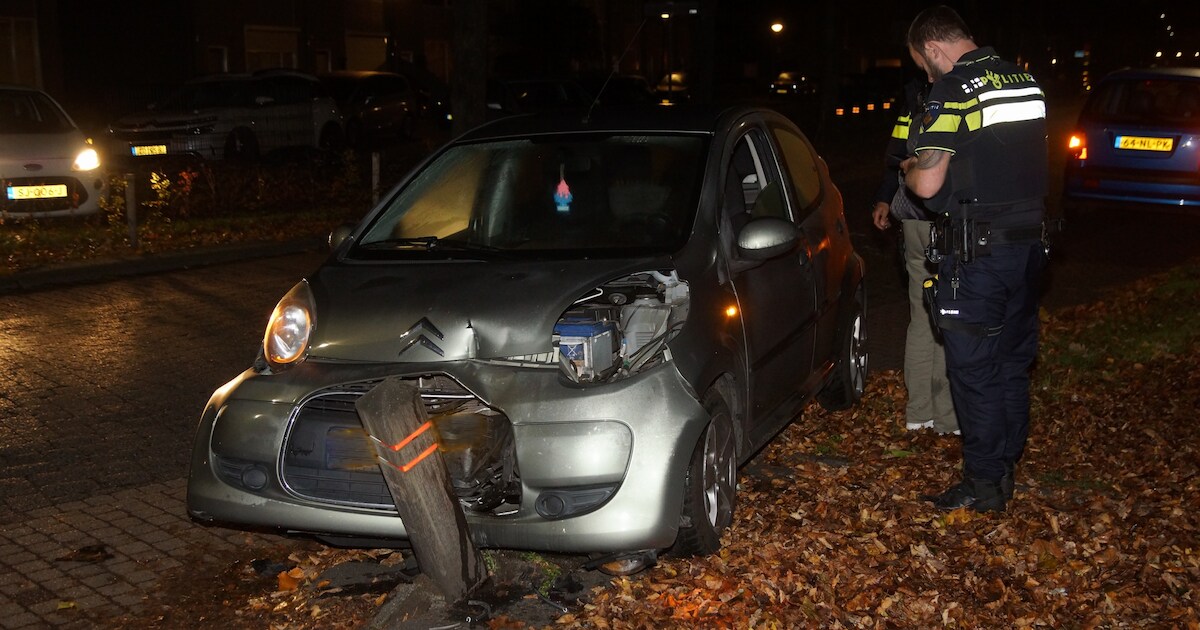 Ruit schoonmaken tijdens het rijden gaat mis: auto botst tegen paal in ...