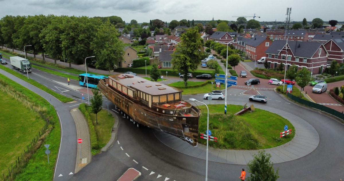 Joekel van een schip passeert rotonde bij Heerewaarden | Maasdriel | BD.nl