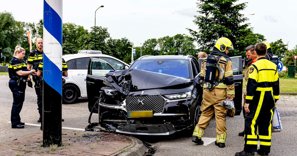 Bestuurder slaat op de vlucht nadat hij met auto paal ramt in ...