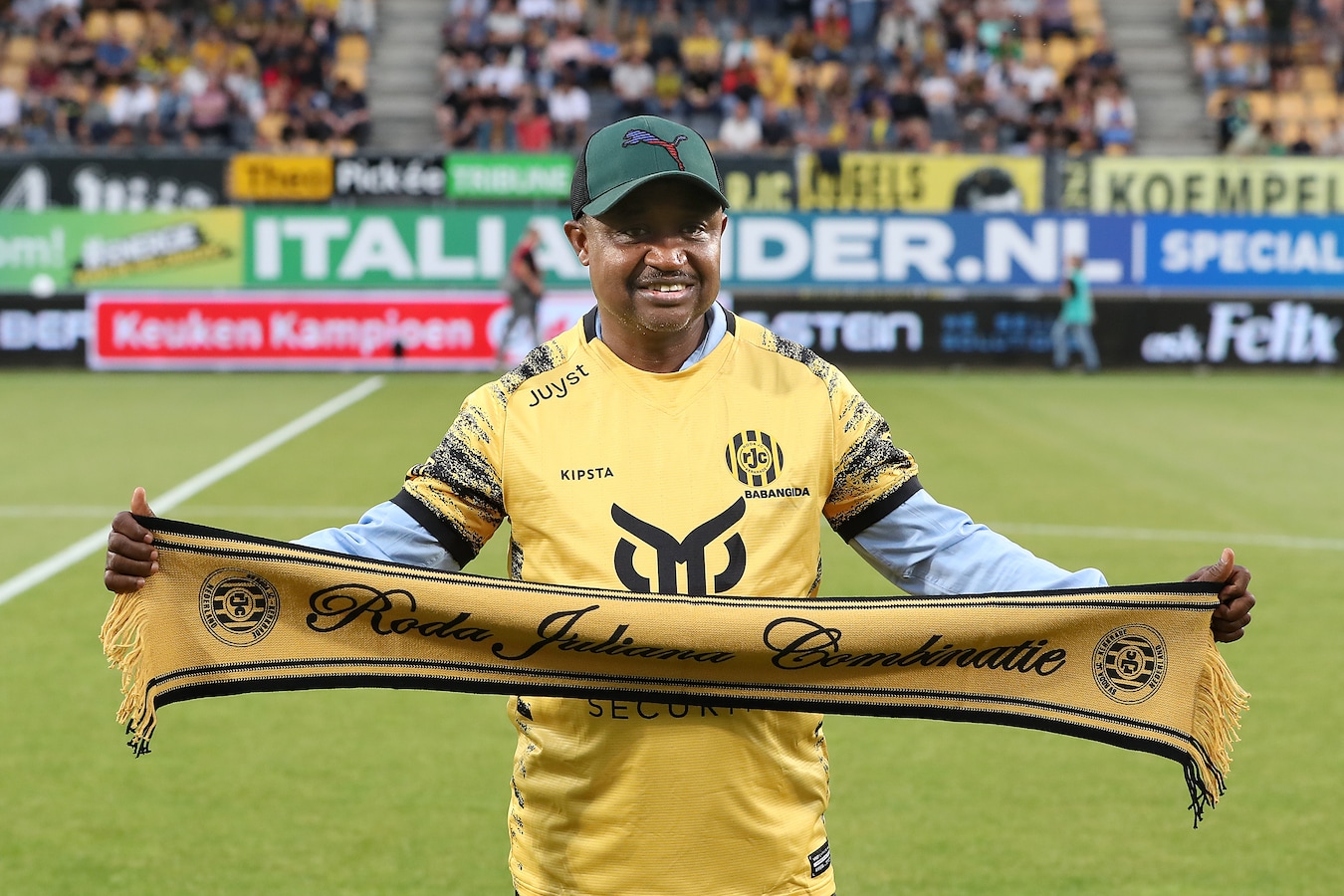 Louis van Gaal en Huub Stevens steunen Tijani Babangida: ‘Hij lacht van buiten, maar huilt van ...