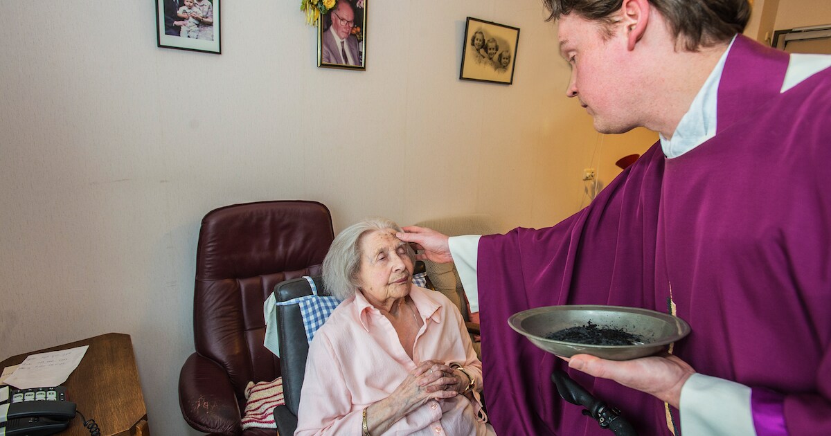 Ceremonie van het askruisje hoort al bijna een eeuw bij Rie | Regio | BD.nl