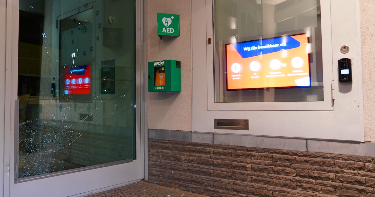 Auto rijdt tegen glazen pui van gemeentekantoor in Vught | Regio | BD.nl