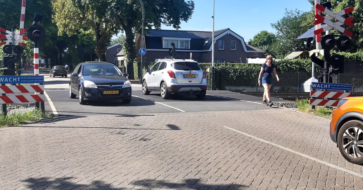 Dorst huivert nu vrijliggende voetpaden later op spoorwegovergang komen ...