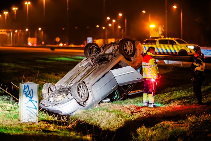 Automobilist vliegt uit de bocht in Riel: voertuig eindigt op zijn kop ...