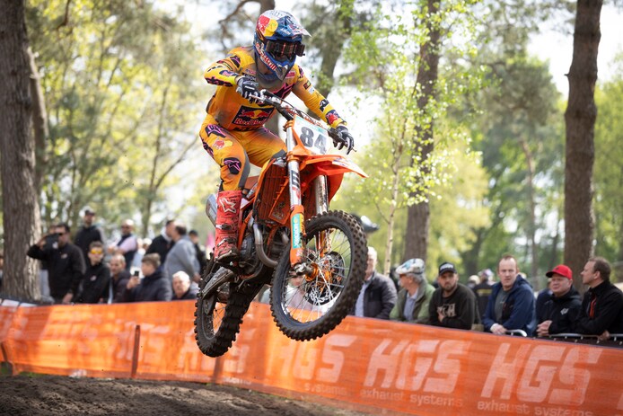 Jeffrey Herlings crasht én wordt aangereden, maar gaat racen: ‘Hij kon ...