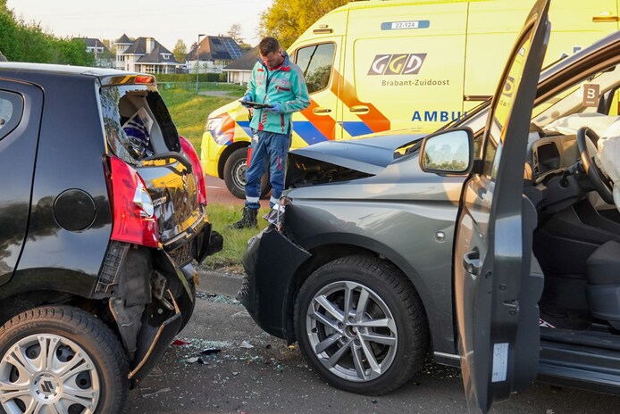 Drie auto’s klappen op elkaar in Helmond, weg vol met glasscherven ...