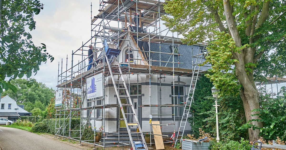 Voormalig raadhuis in Maren-Kessel krijgt na 119 jaar nieuwe leien ...