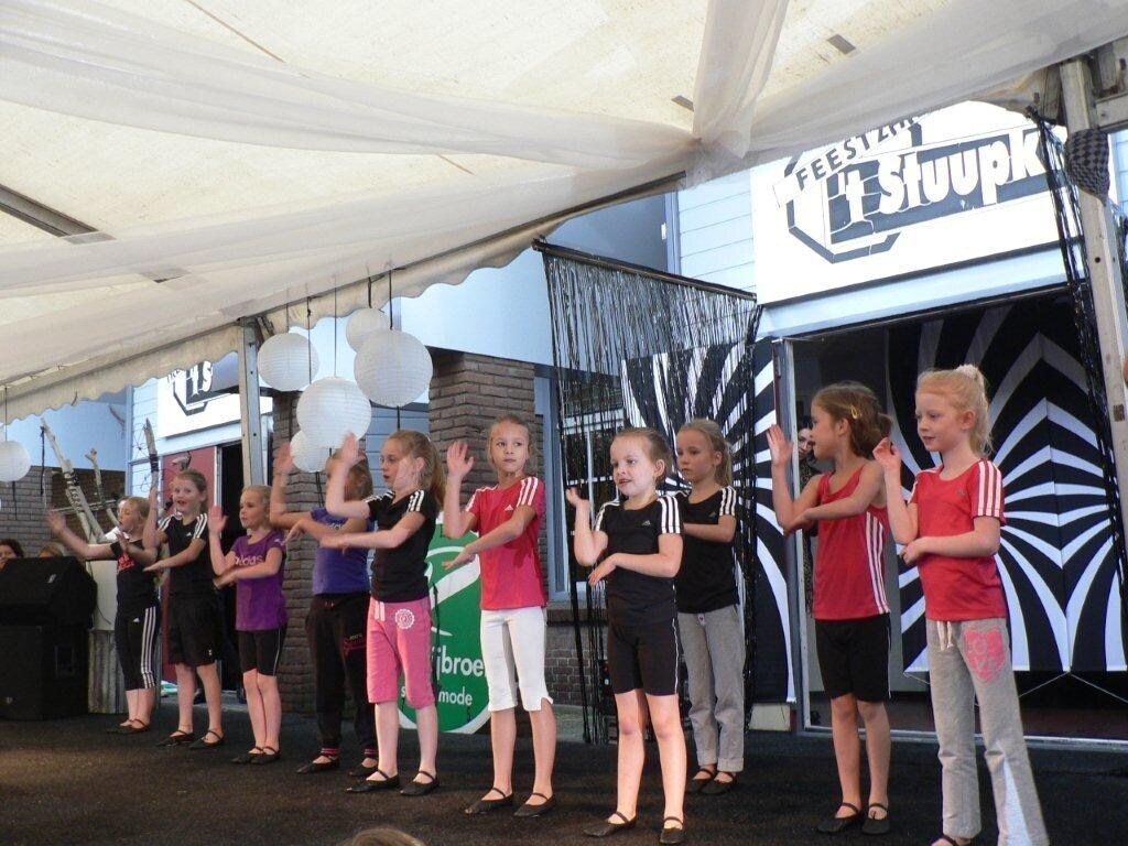 Nicky Opheij opvallend model bij modeshow in Boekel | Foto | bd.nl