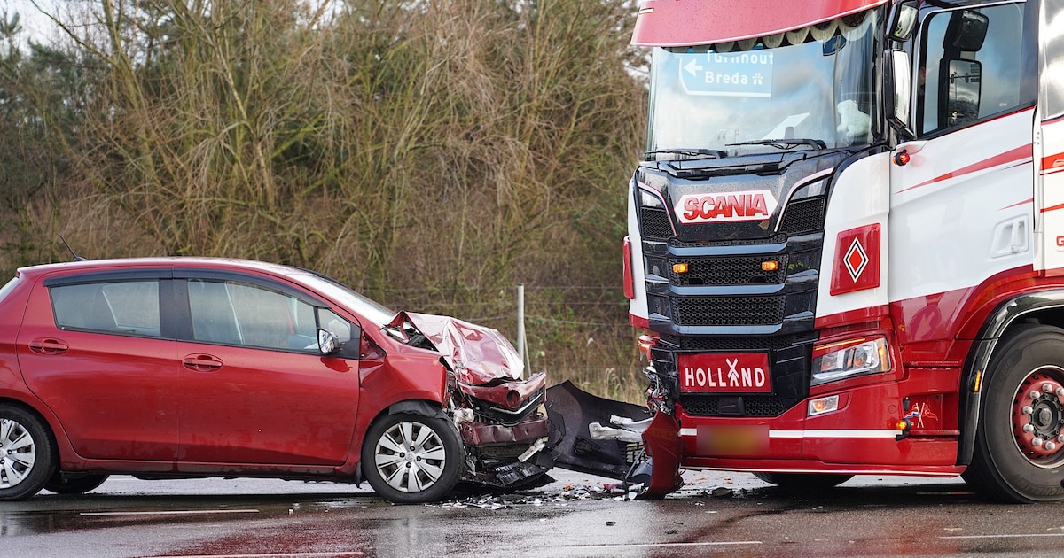 Vrachtwagen en auto botsen frontaal op elkaar in Tilburg | 112 nieuws Tilburg | BD.nl