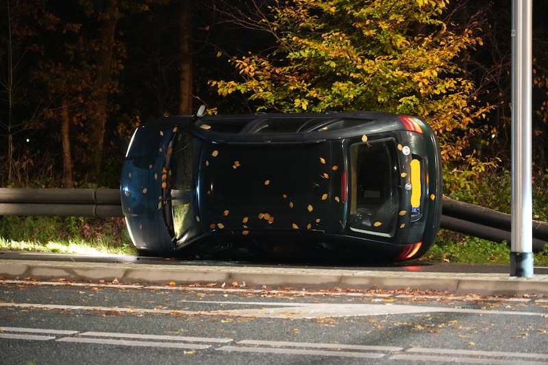 Auto belandt op zijkant in Rijen, weg naar Oosterhout korte tijd ...
