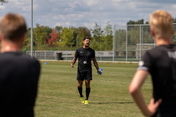 Jonge trainer Menno Beusekamp vindt draai bij SVS’65: ‘We zijn al lang ...