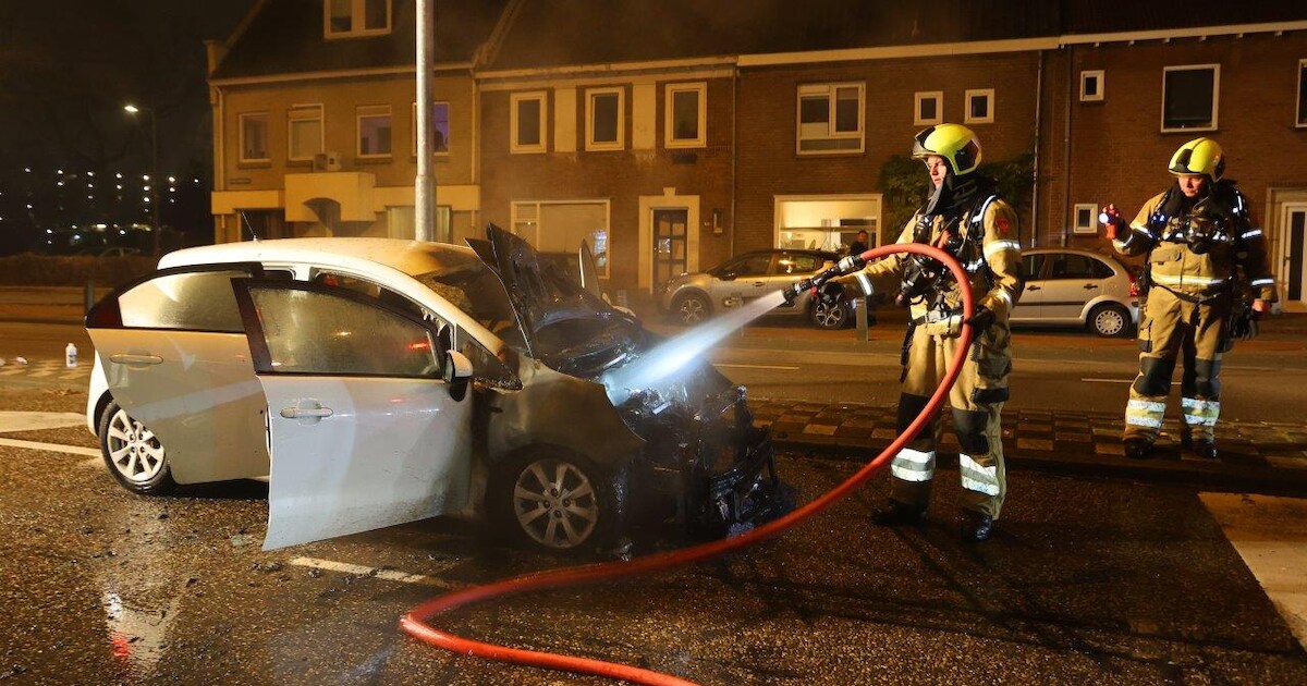 Auto vliegt al rijdend in brand in Den Bosch, voertuig verloren ondanks ...