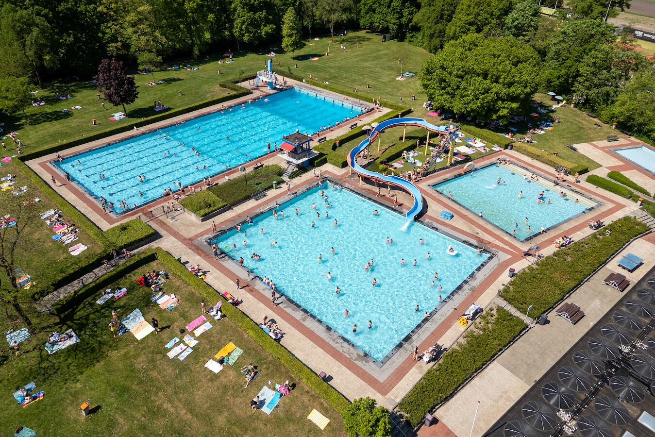 Commotie over verdwenen kleedkamers voor zwemsters: 'Dit is een ...