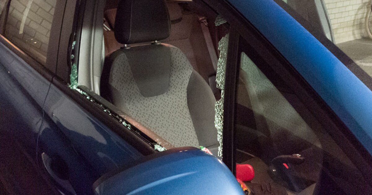 Man slaat al weken de ruiten in van auto’s in Paleiskwartier, maar is ...