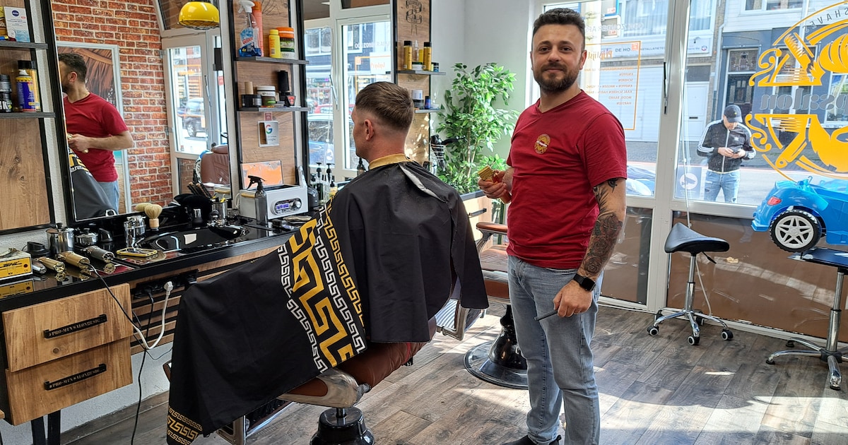 Terwijl iedereen samenkomt voor het Suikerfeest, werkt kapper Ali (36) gewoon door: ‘Ik heb hier ...