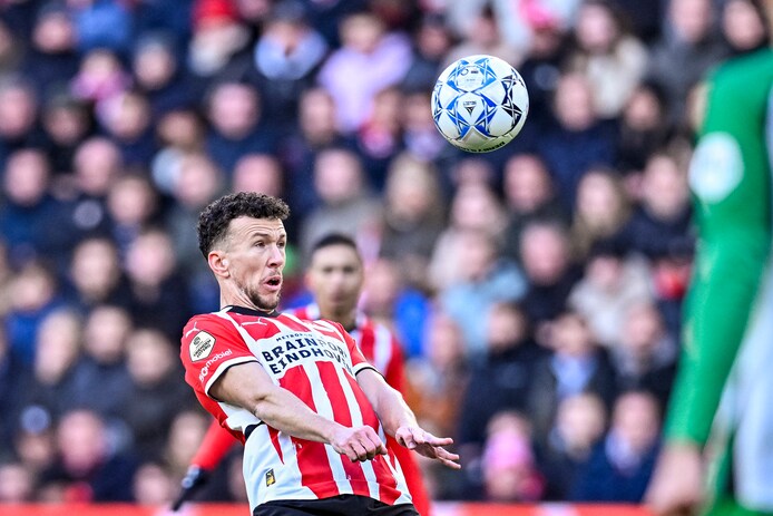IJzersterk PSV maakt in topper korte metten met Feyenoord en sluit 2024 ...