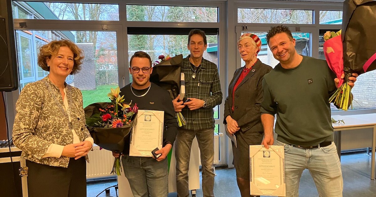 Leraren Jeroen, René en Koos krijgen zilveren medaille voor het redden ...