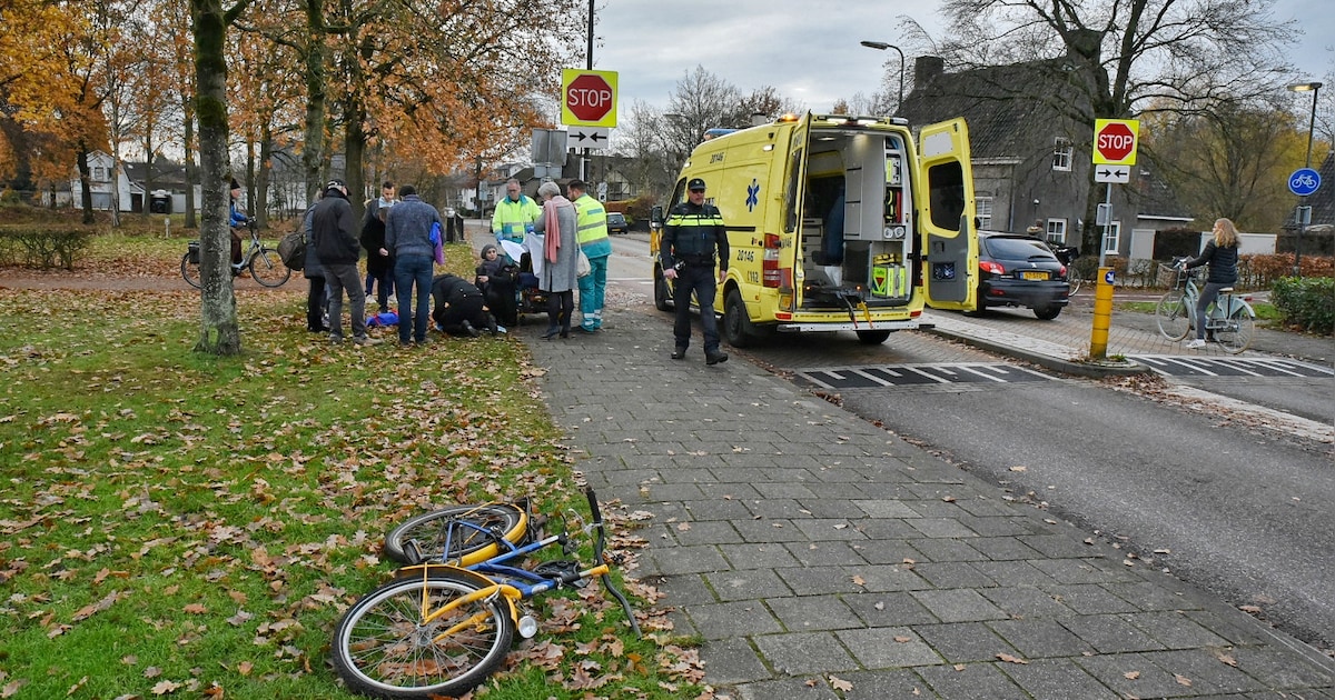Jongen op fiets aangereden door auto op oversteekplaats in Oisterwijk: enkele meters meegesleurd ...